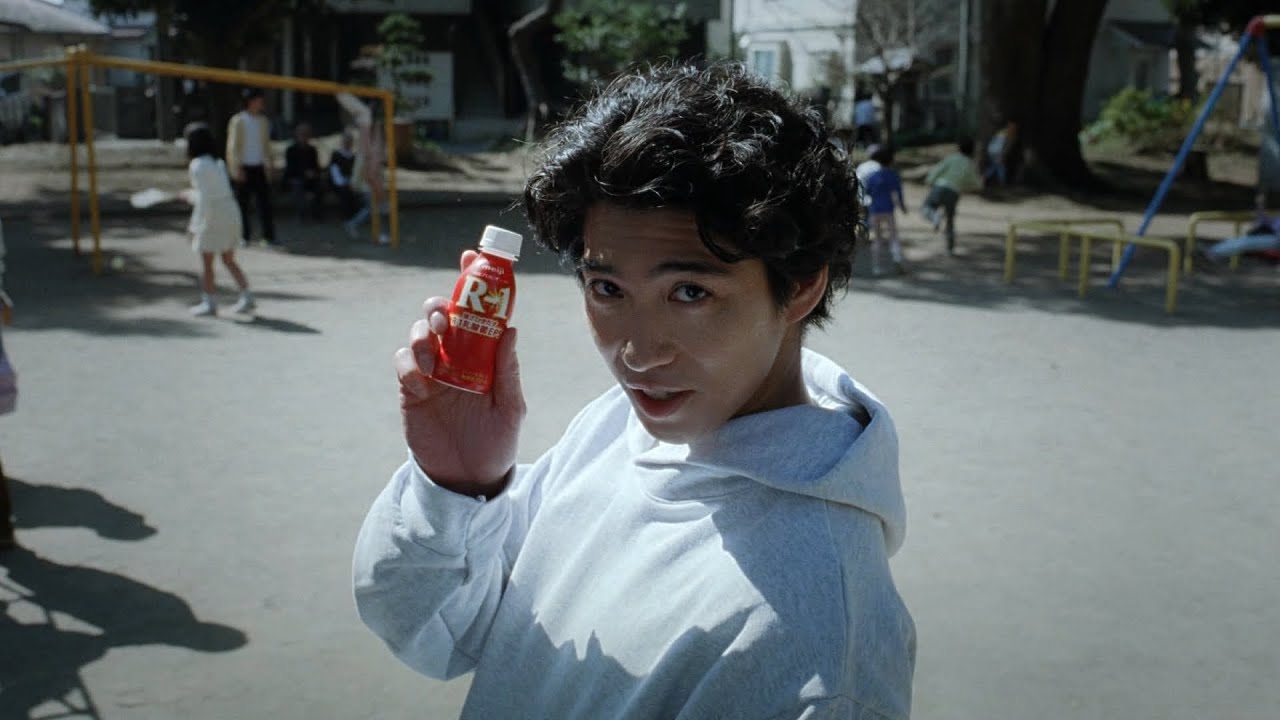 meiji R-1 CM 「春もつづく 賀来賢人」篇 15秒 - YouTube