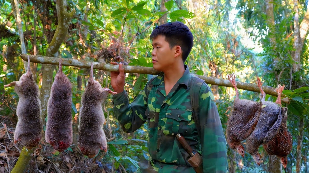 Life alone in the wild, wildlife tracks, traps, meals in the forest ...
