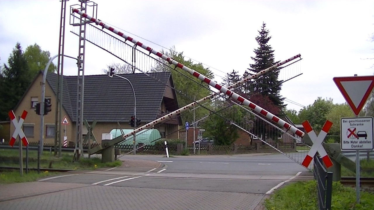 Bahnübergang Ahlhorn (Großenkneten) // German Railroad crossing ...
