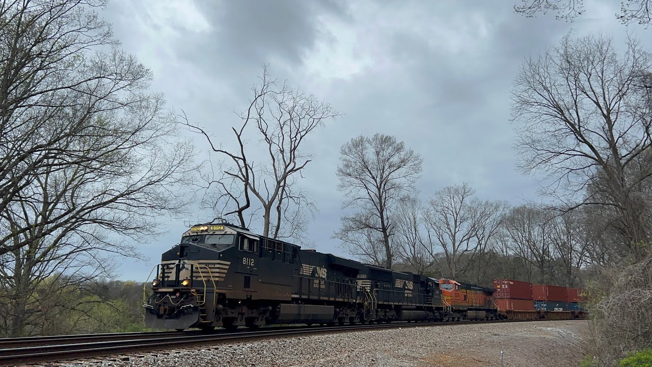 NS ES44AC 8112 w/ BNSF Dash 9 Leads Stacks & Racks 278 on 3/31/23 - YouTube