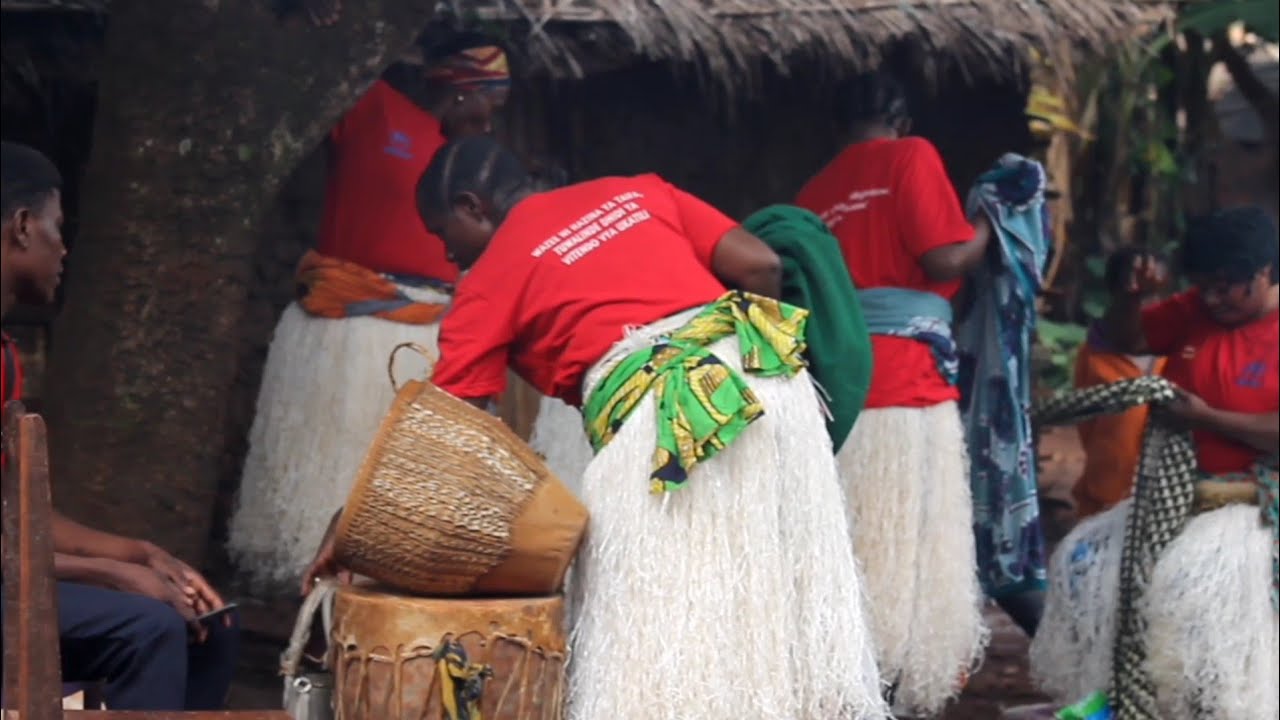 Part 01 Nyarugusu camp mama wanao ongoza kwa kucheza ngoma za asili ...