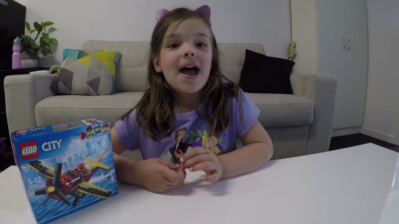Evie builds a Lego Airplane - YouTube