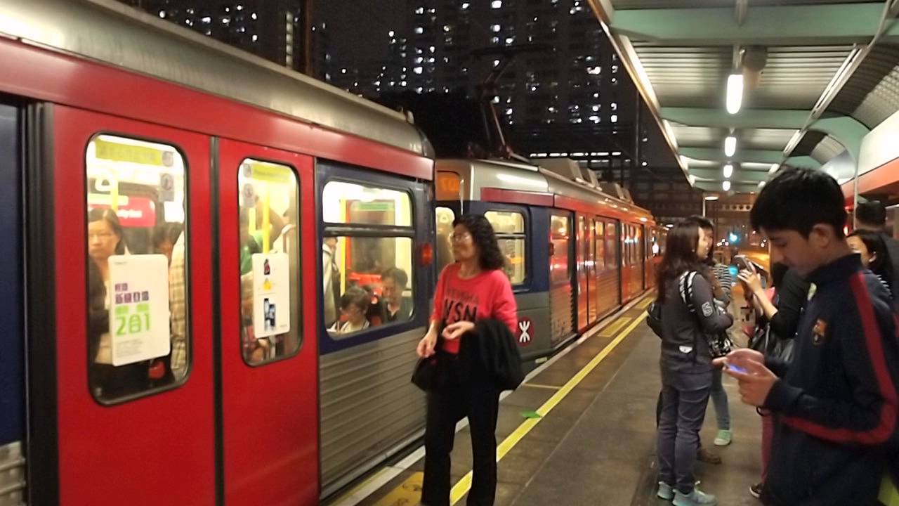 夜の香港軽鉄 Hong Kong Light Rail at night - YouTube