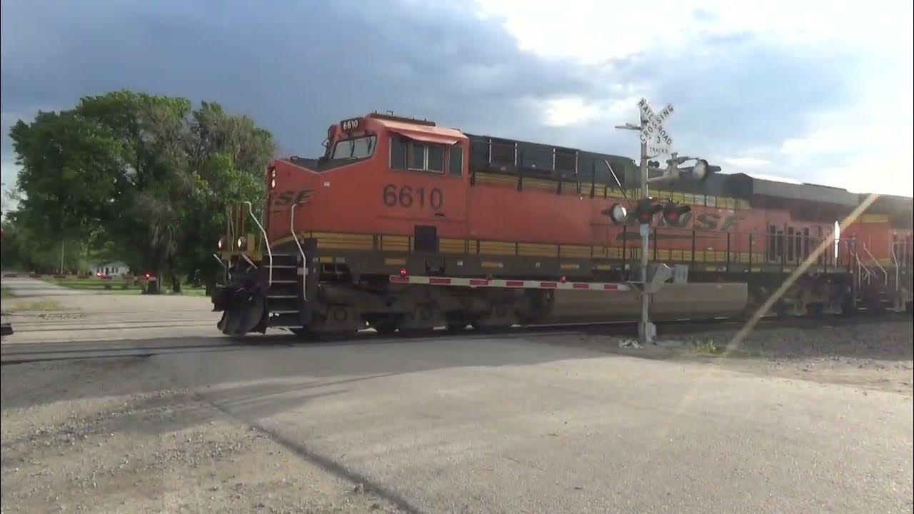 BNSF 6610 leads a grain train at Pacific Junction, Iowa. - YouTube