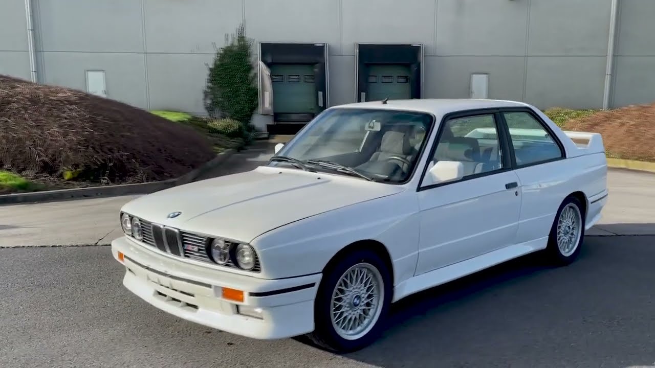 Walkaround exterior of a BMW M3 E30 - tuned to perfection - YouTube