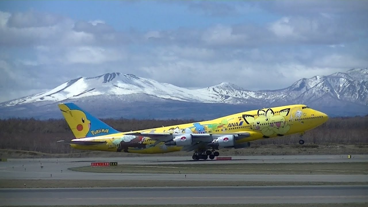 ANA B747 POKEMON JET taxig and takeoff @New Chitose Airport - YouTube