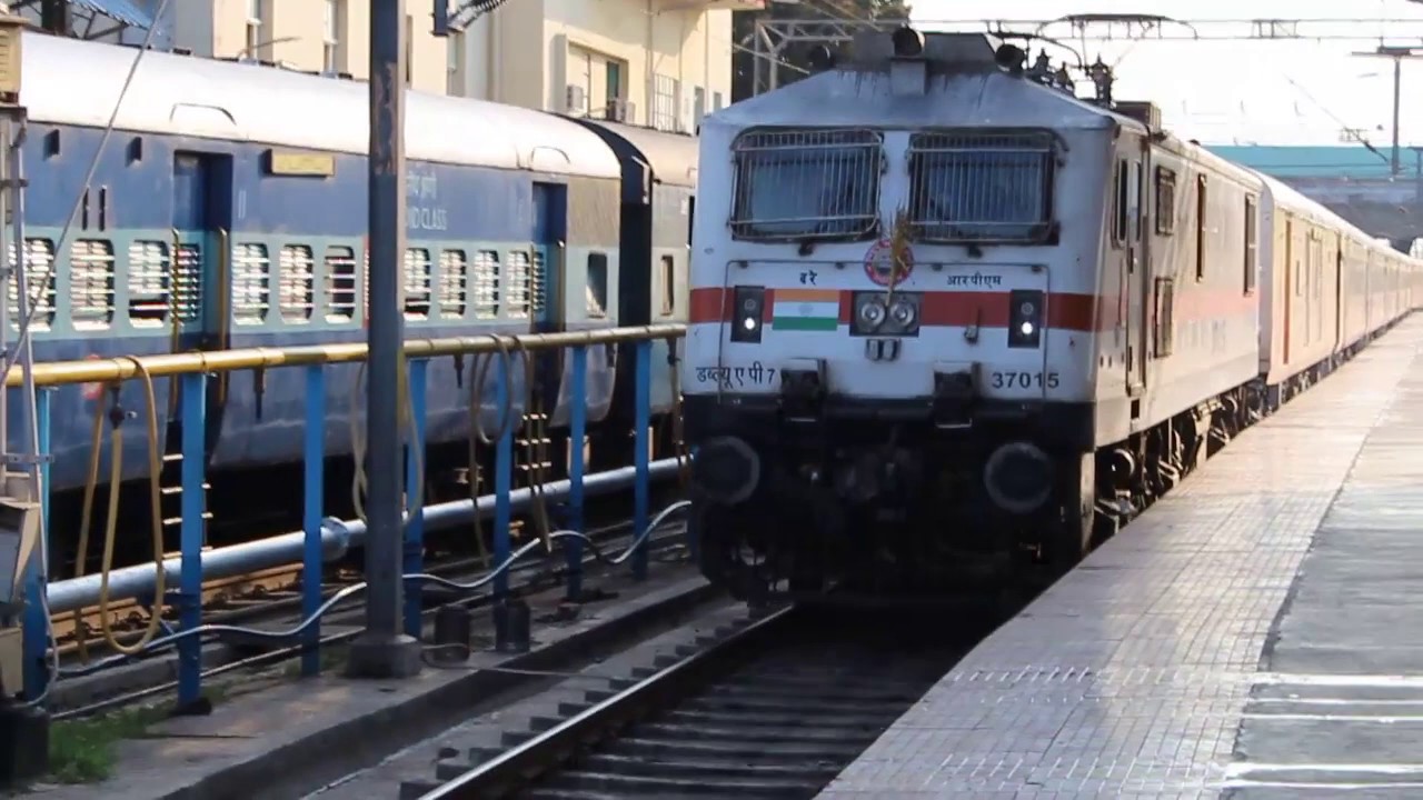22672 Madurai-Chennai Egmore Tejas Express Arriving at ...