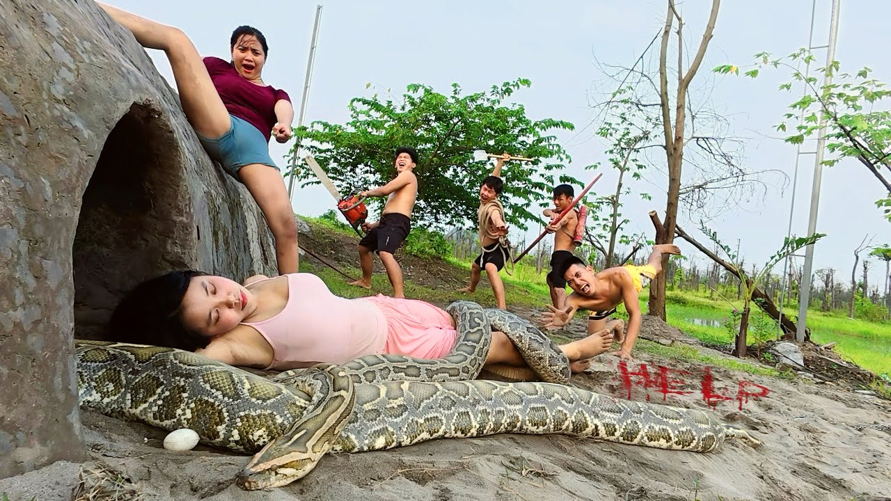 Unbelievable! 4 Brave Hunters Rescue Ethnic Girl Attacked by 2 Ferocious Giant Pythons - YouTube