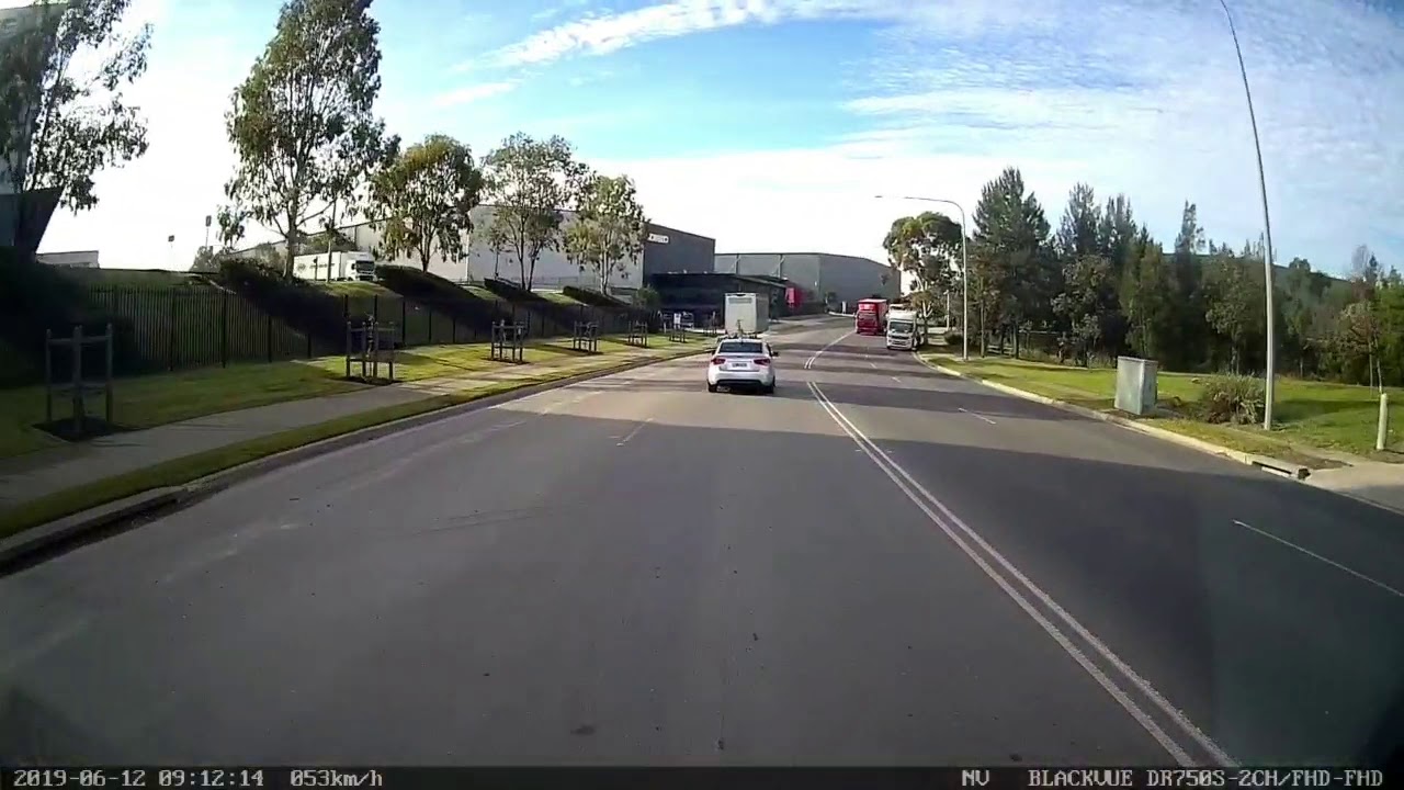 DRIVER SWERVING ON TWO LANES, ME LOSING MY SHIT- dash cam- Sydney - YouTube