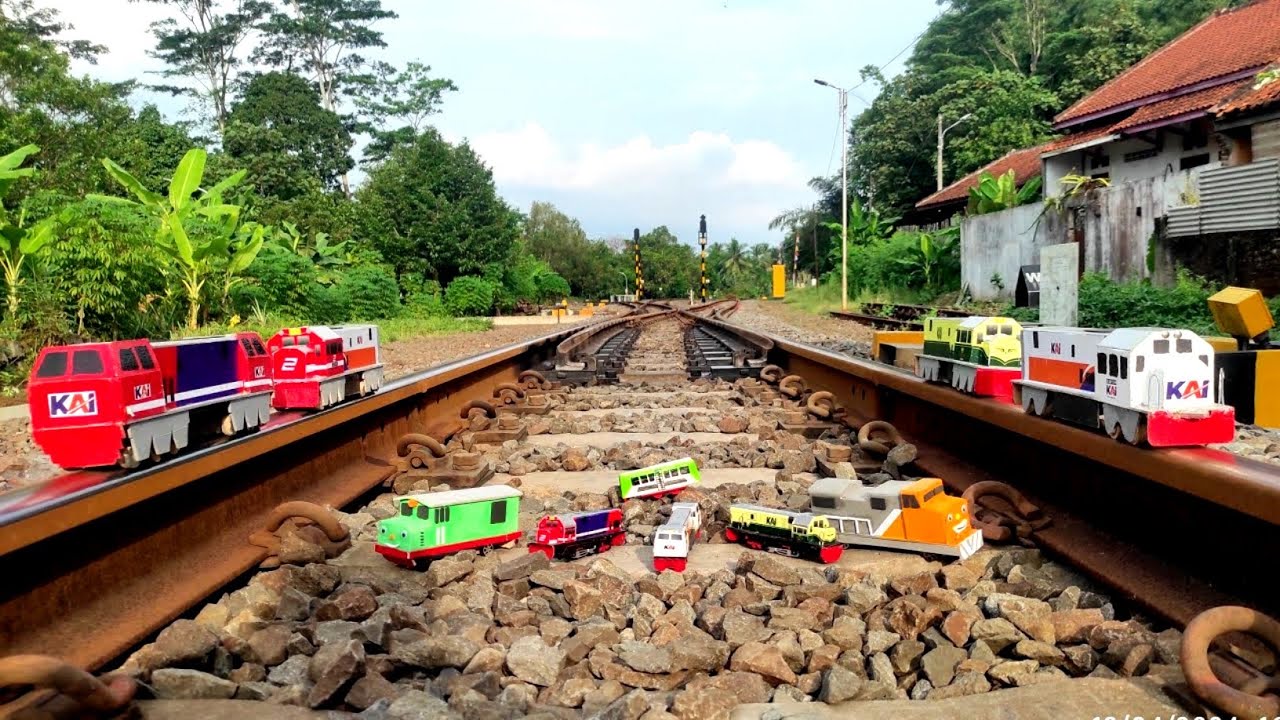 Drama Kereta Api Anjlok di Rel ! Banyak Mainan Kereta Kayu di Pinggir ...