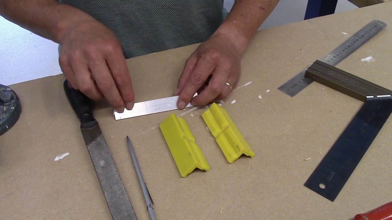 het zagen van een hoekprofiel - YouTube