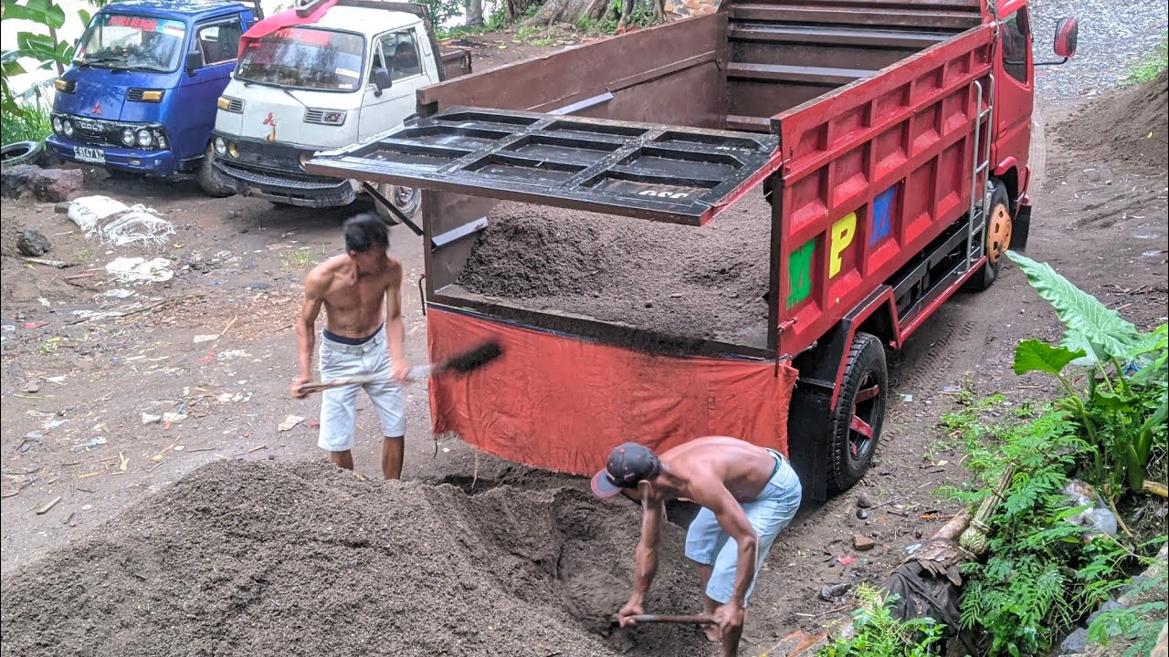 Mobil Dump truck / Aktifitas Muat Pasir Ke Mobil Truck / Pasir Banjar ...