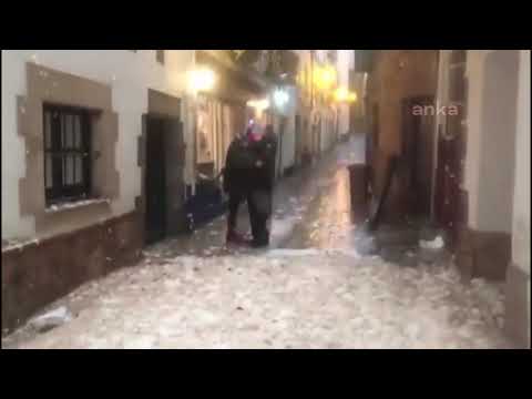 İspanya Girona'yı deniz köpüğü bastı