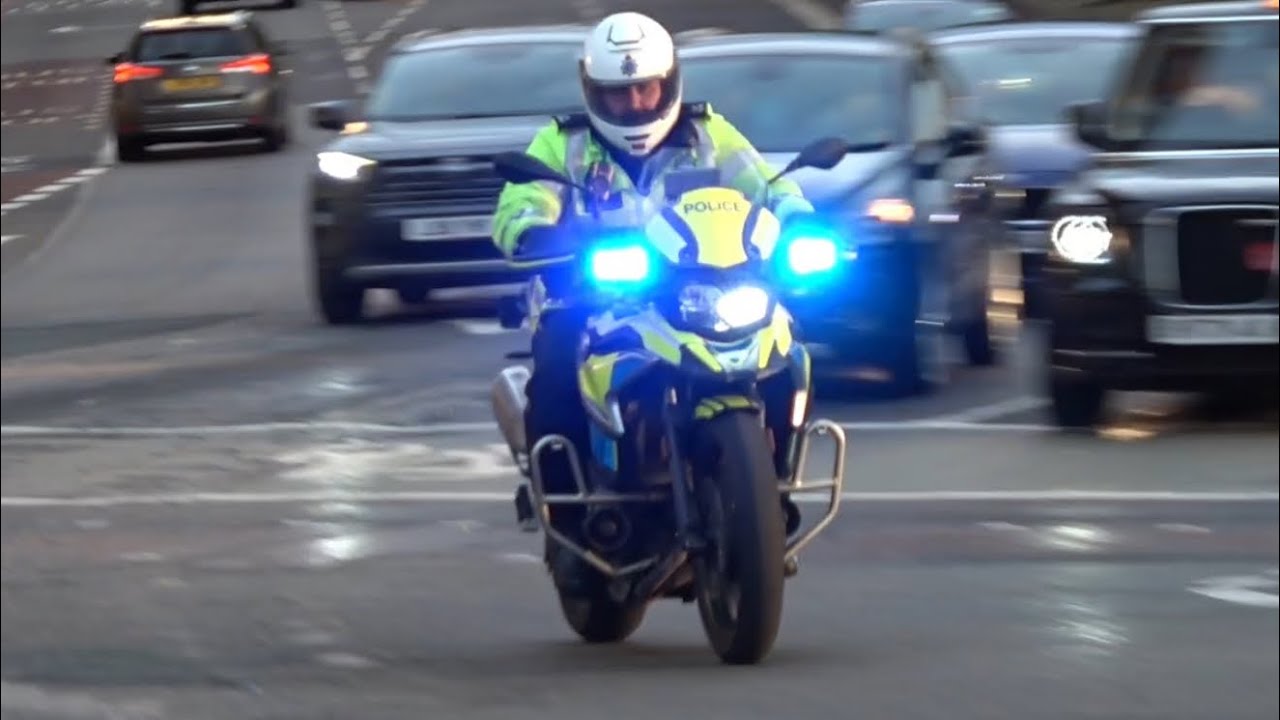 Metropolitan Police Scorpion Bike responding through Lambeth on lights ...