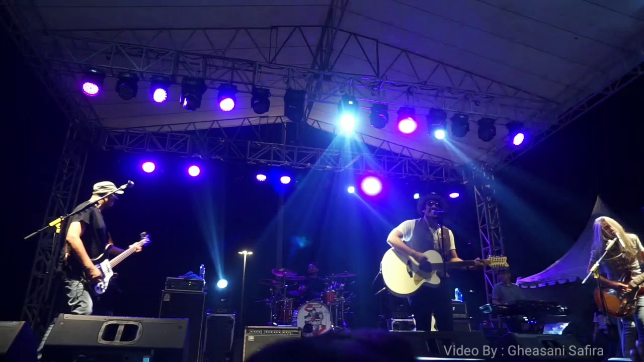 Naif - Air dan Api Live at ICS Fair 2019 Summarecon Mall Bekasi - YouTube