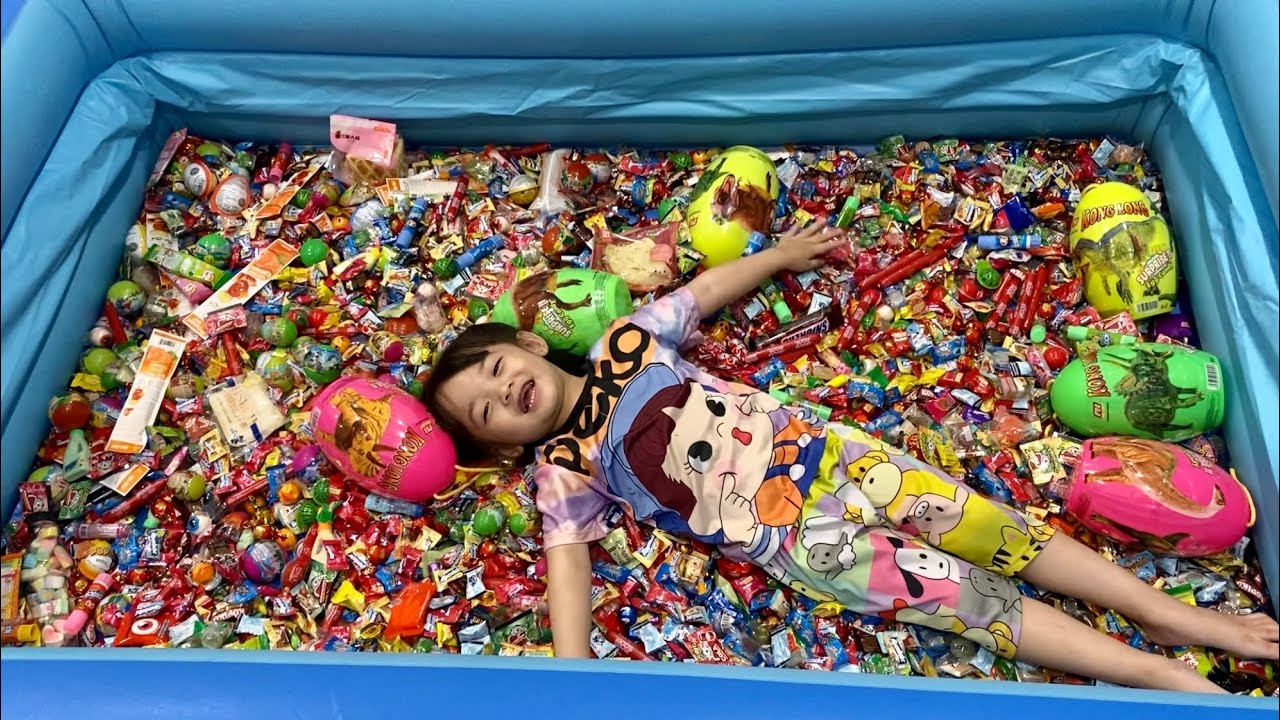 hồ bơi kẹo của con gái tôi / candy swimming pool of my daughter - YouTube