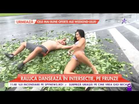 STARoganţă SUPREMĂ! În costum de baie, Raluca Dumitru a dansat într-o intersecţie pe frunze