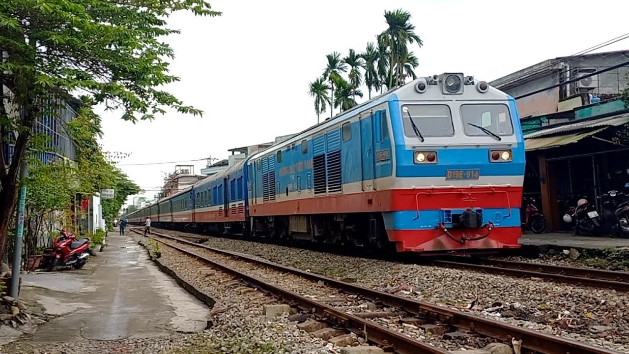 D19E-914 kéo tàu TN5 thông nhanh qua ga Thanh Khê ( 9h28 - 9/2/2025 ) - YouTube