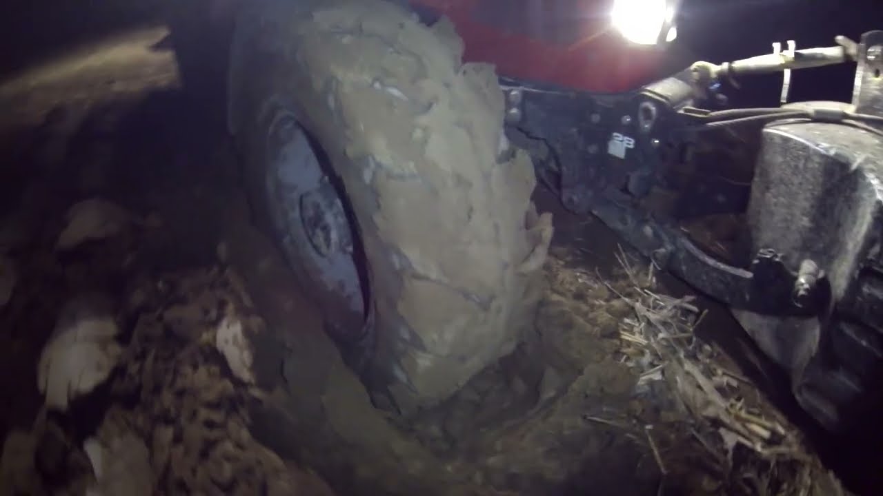 Tractor Stuck in the mud WTOPA podczas orki 2023 - YouTube