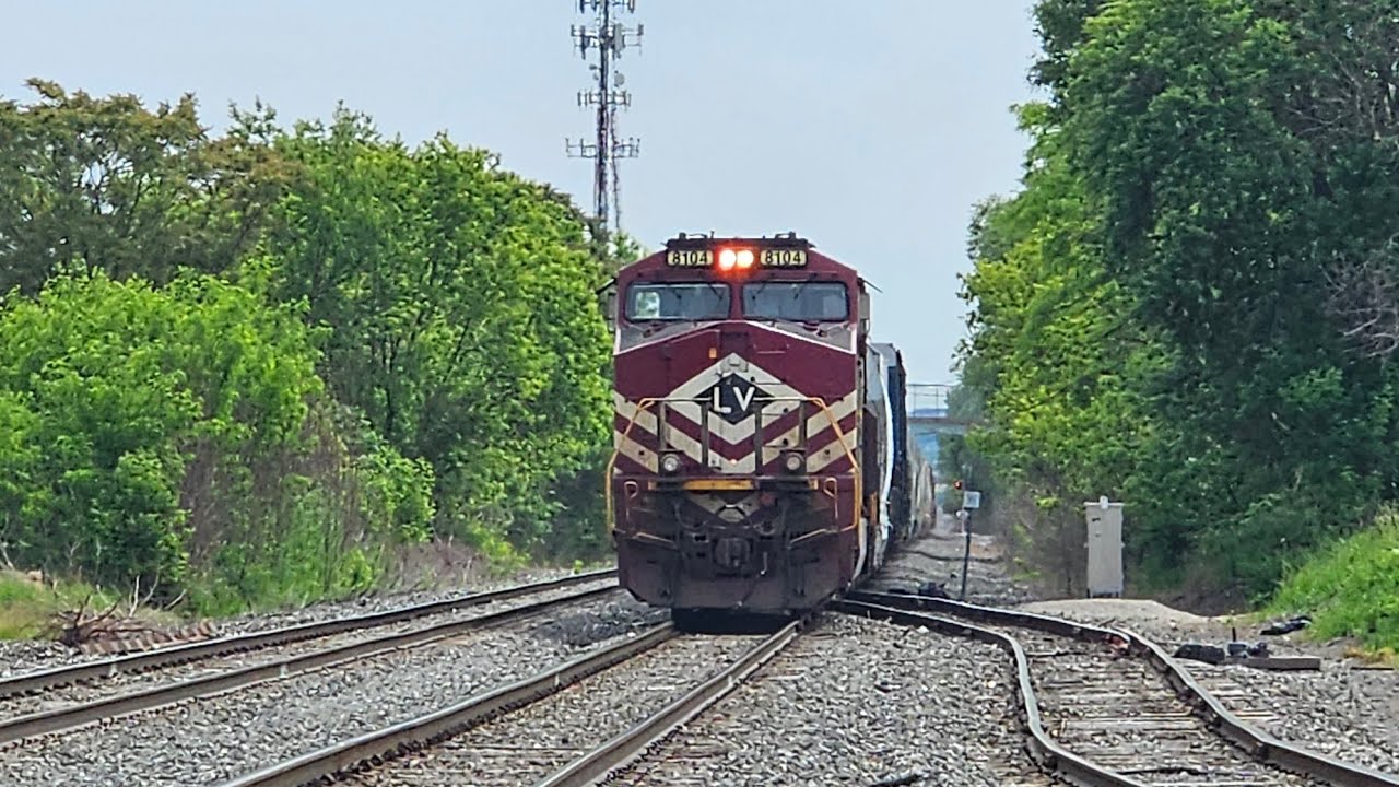 NS 8104 Lehigh Valley Heritage Unit trails on the rear of NS 170 in ...