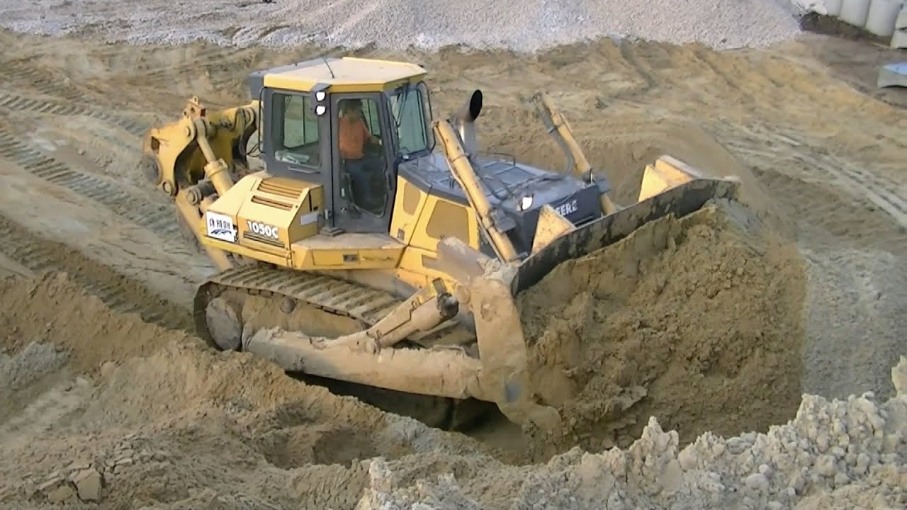 John Deere 1050C working with Cat 320D2 L - YouTube
