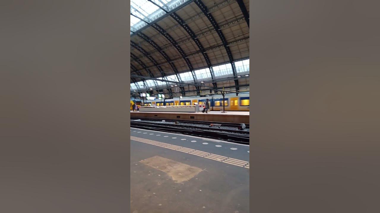 2× SLT vertrekt van Amsterdam Centraal - YouTube