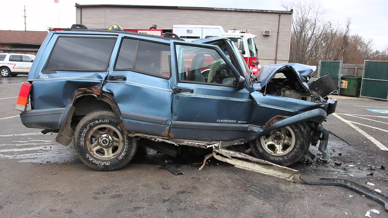 2014 AC revised video of Jeep crashes into Family Video - YouTube