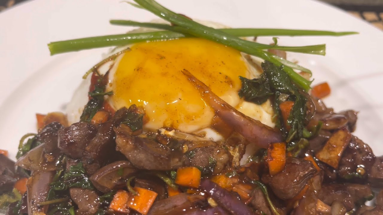 KAOW PAD KRAPROW TAB KHIDOW ข้าวผัดกระเพราตับวัวไข่ดาว | อาหารจานเดียว ...