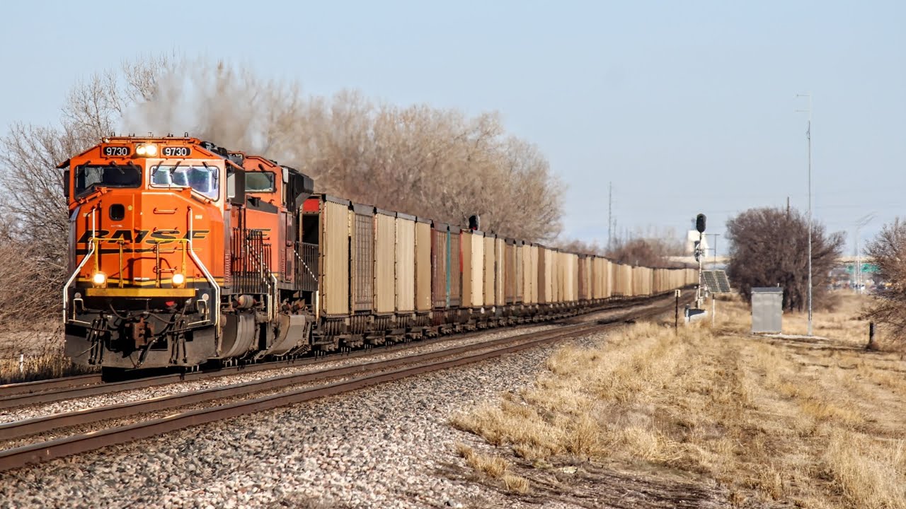 BNSF 9730 leads my first train of 2025 into Lincoln (Jan 1 2025) - YouTube