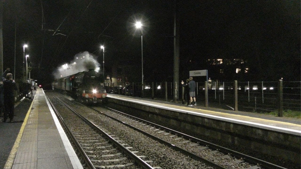 LNER 60103 Flying Scotsman Flies Through The Night - YouTube