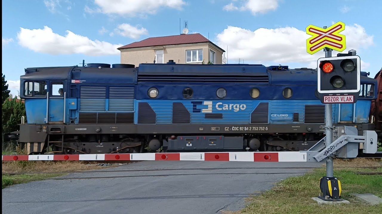 Železniční přejezd Olomouc (Na Zákopě) / Czech railway crossing - YouTube