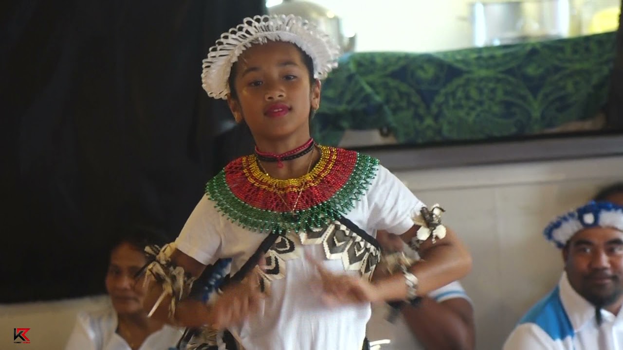Kiribati - E nakonako te nooko dance by Denny Tawita - YouTube