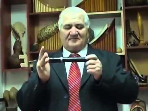 Parmakla müzik çalan adam