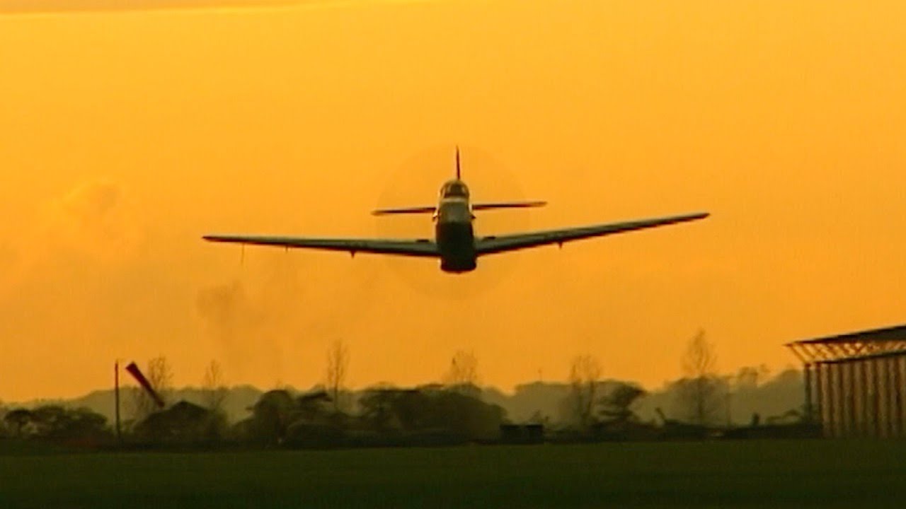 Stunning Spitfire and P-51 Mustang low passes and display at Sunset ...