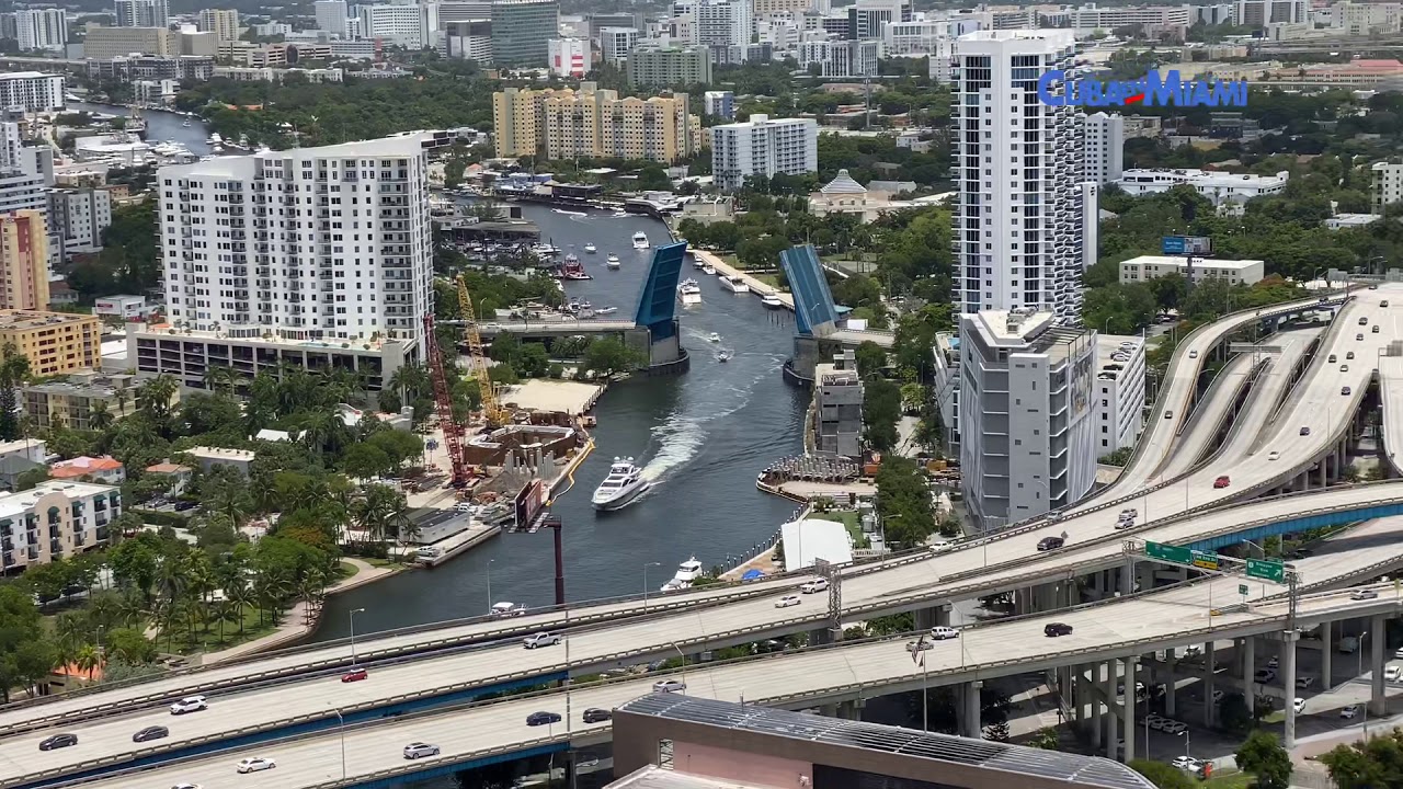 Domingo de botes y fiesta en el Rio Miami - YouTube