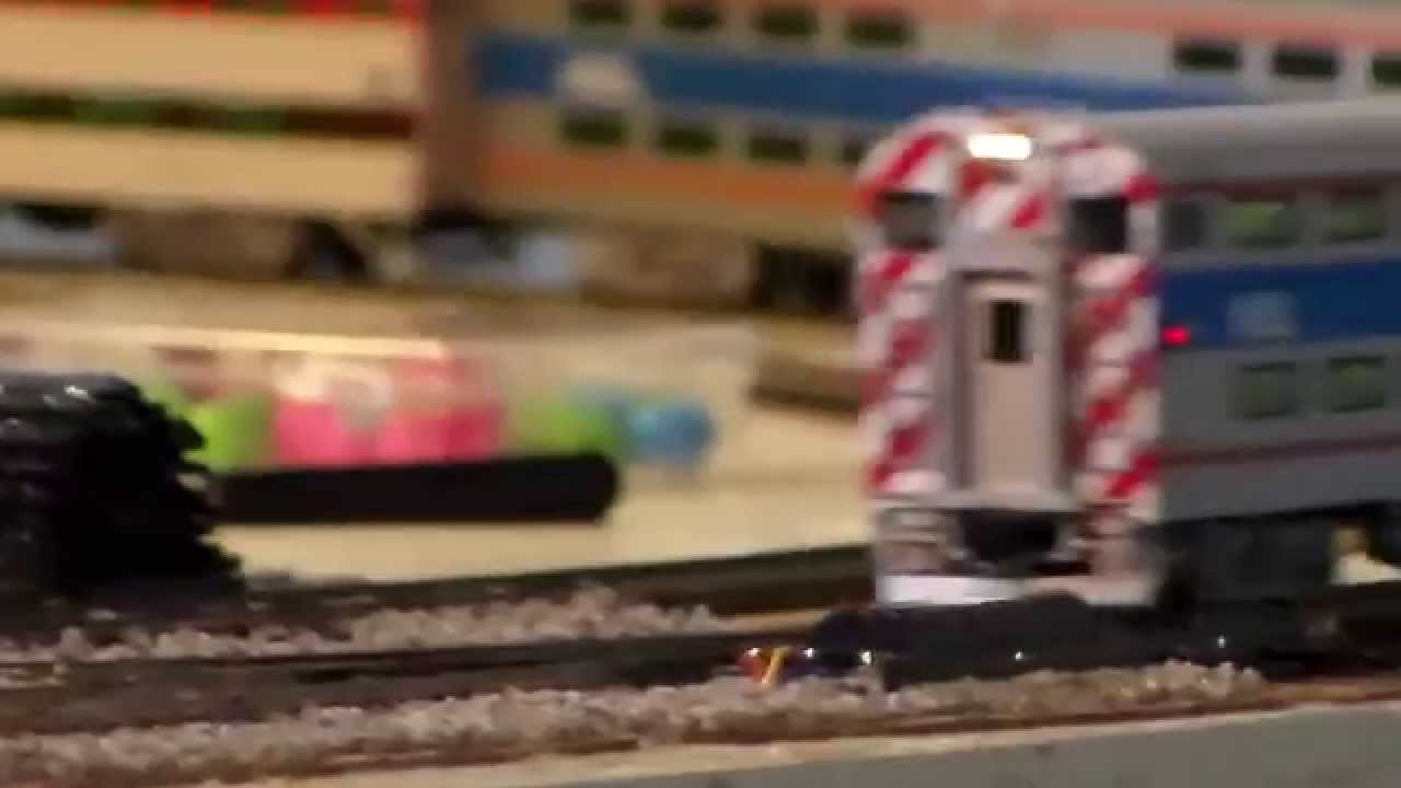 HO-Scale Metra MP36PH-3S 414 run-by on the suburban half of the layout ...