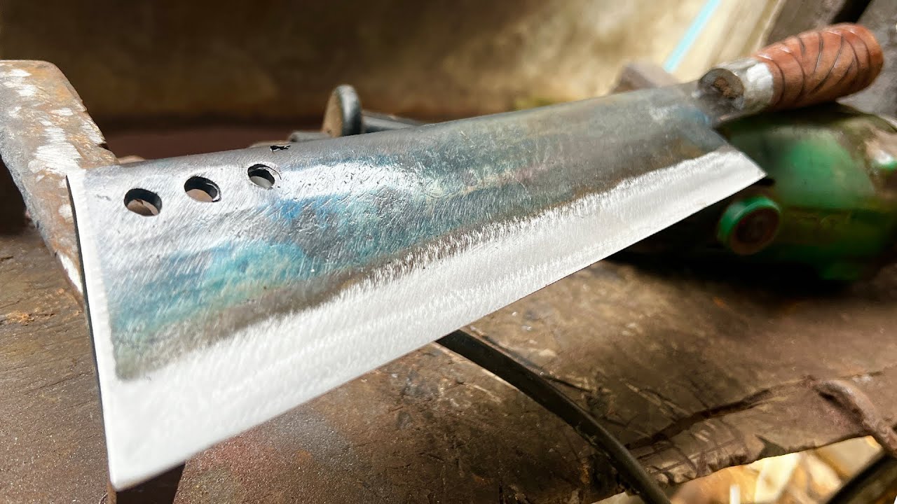 KNIFE MAKING - FORGING A SHARP MACHETE FROM AN OLD CHAINSAW - YouTube