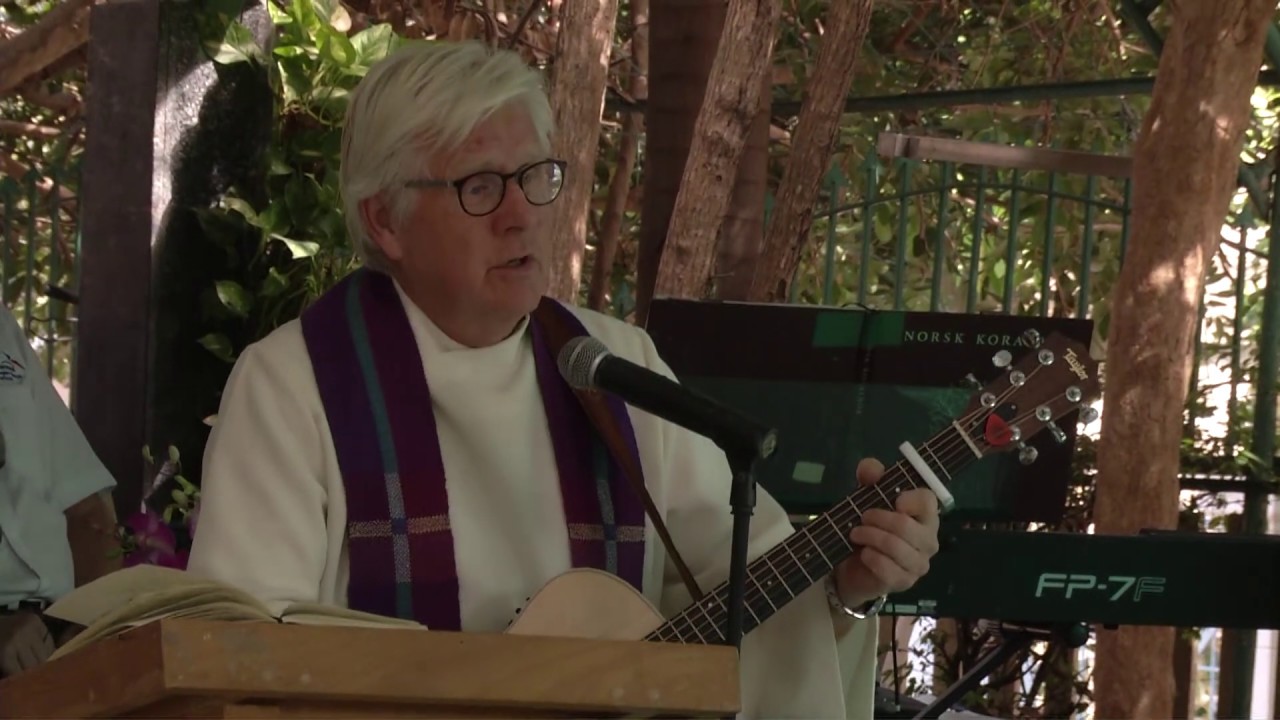Gunnar Wik synger og takker av som vikarprest i Pattaya - YouTube