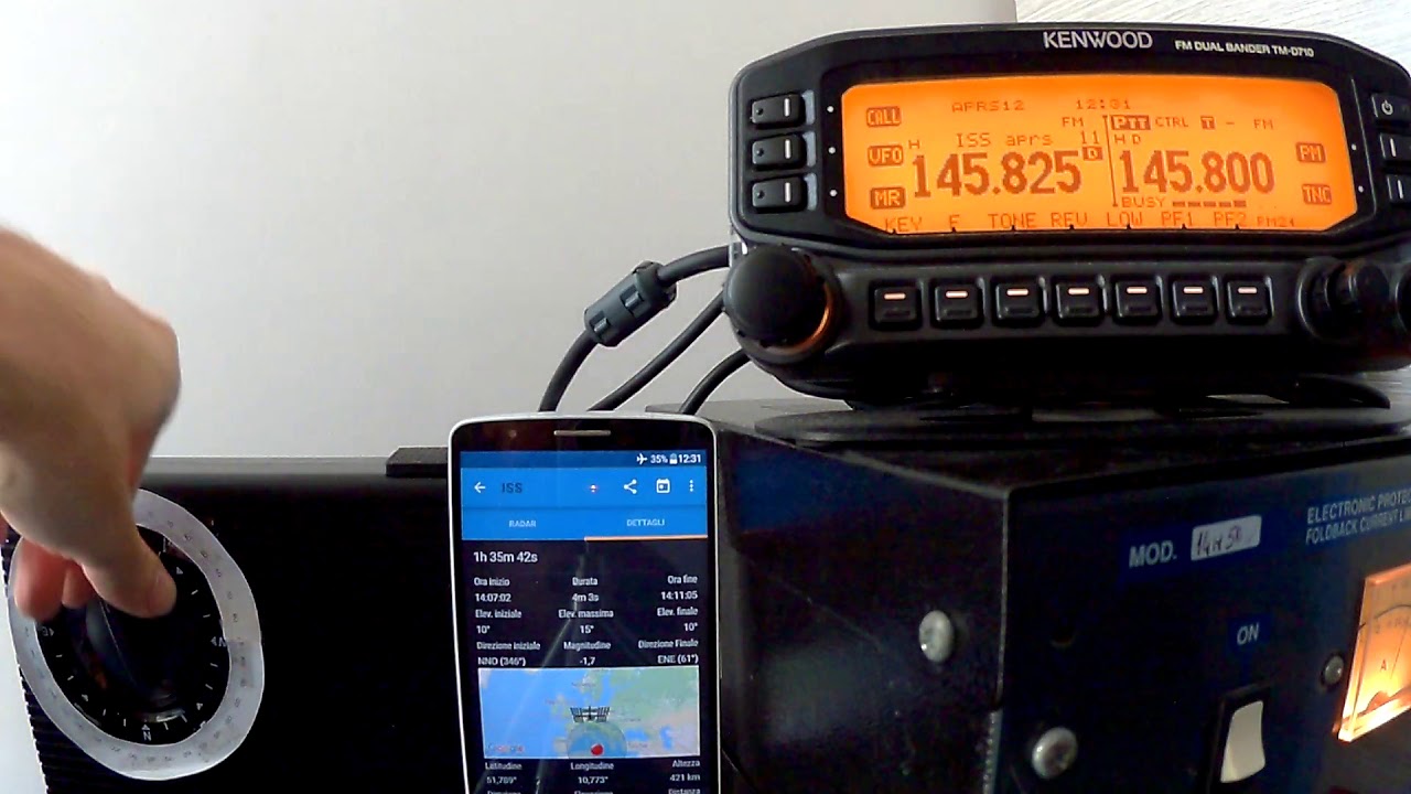 Collegamento radio tra Luca Parmitano a bordo della ISS e l'Istituto La ...