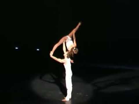 Duo acrobatico precioso - YouTube