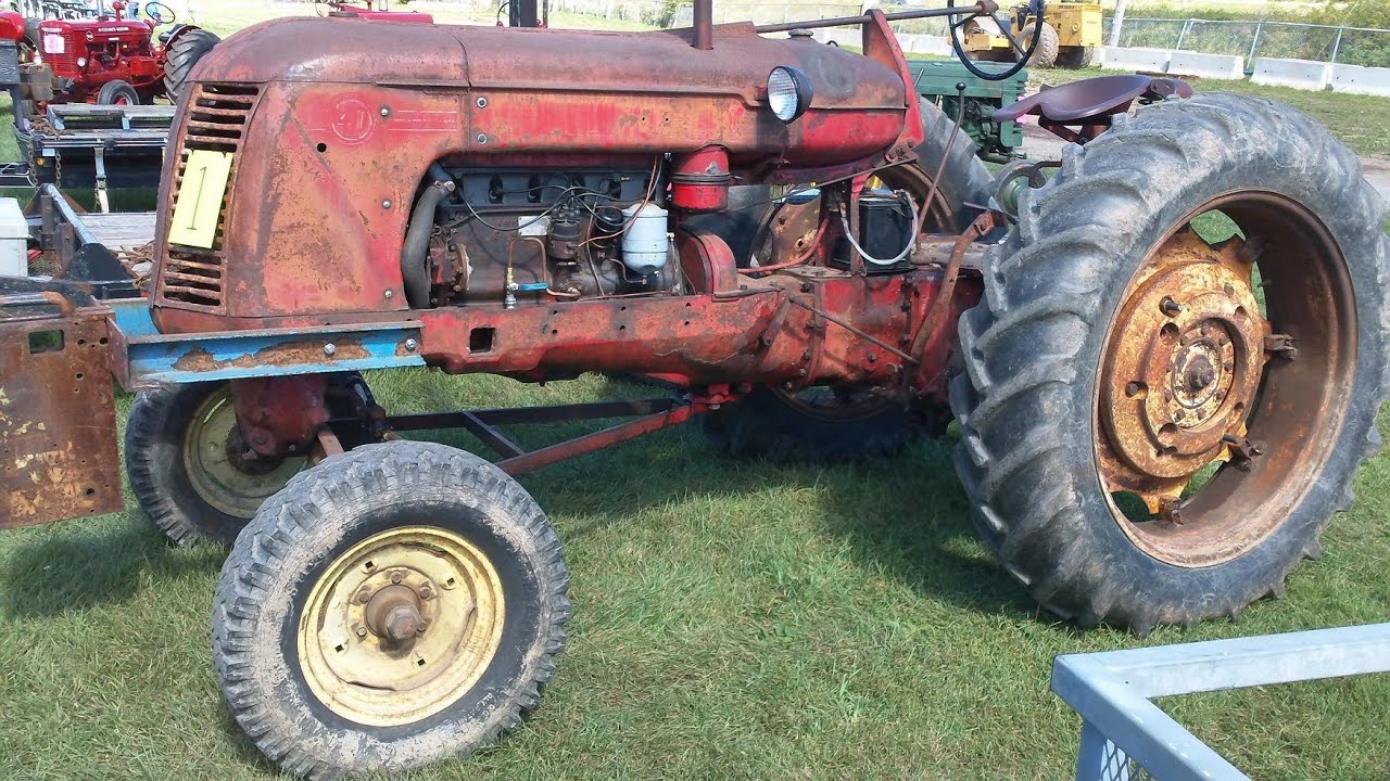 Old 1952 Cockshutt 40 doing a Full Pull at the antique tractor pulls ...