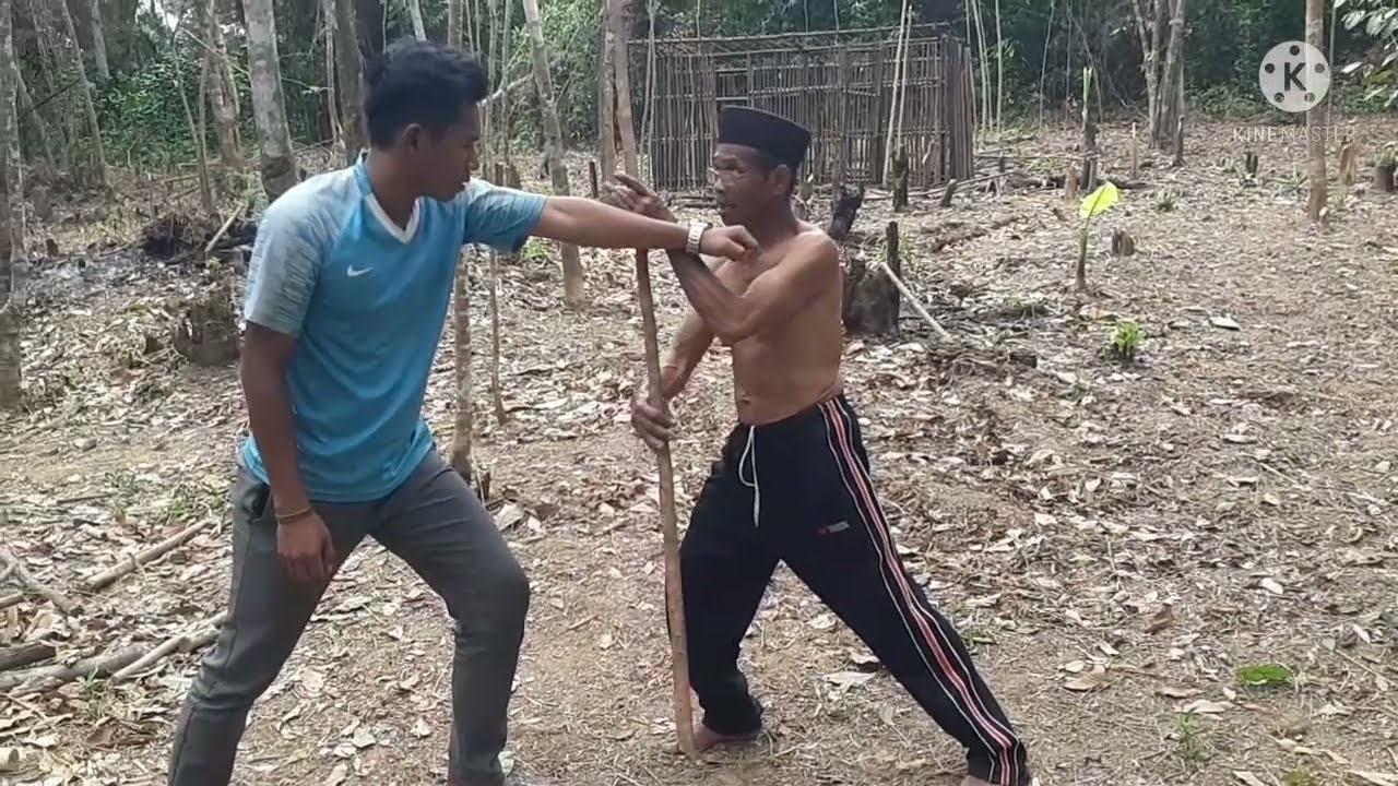 disela berkebun belajar silat sendeng bintan penaoo - YouTube