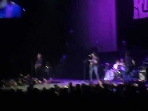 Thomas Rhett - Something to do with my hands Live - YouTube