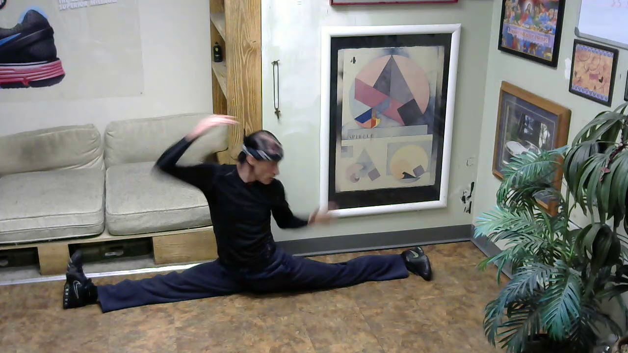 People doing splits. - YouTube