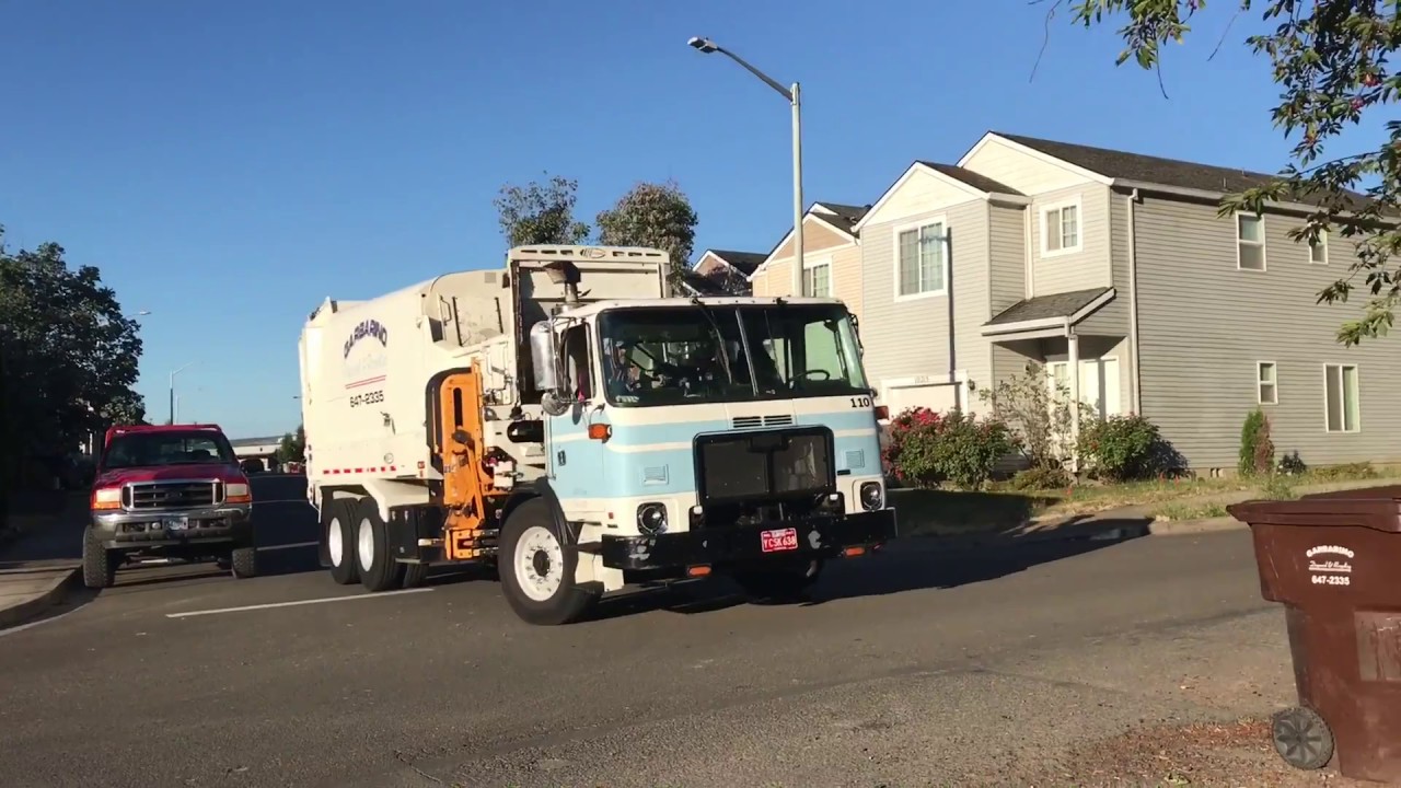 Garbarino: Split Labrie Automizer Collecting Garbage - YouTube