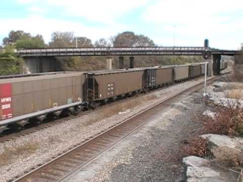 BNSF 5601 Leads NS 733 at Coffey's Cliff - YouTube