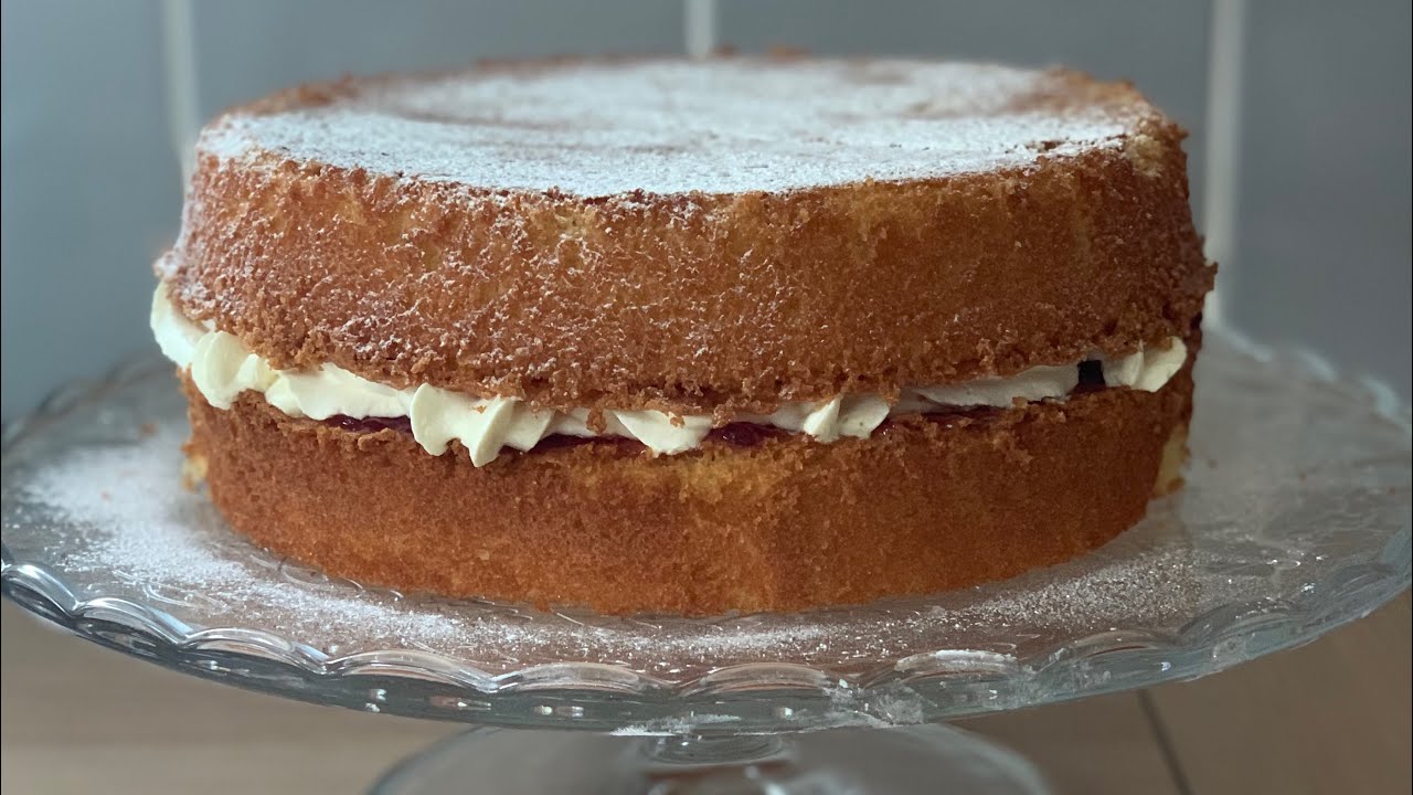 Victoria Sponge Masterclass!! - YouTube