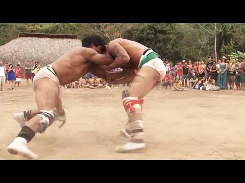 Luta tradicional Huka Huka na Aldeia Multiétnica