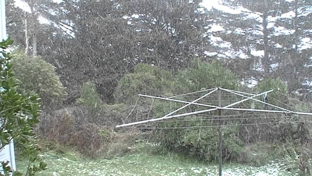 Snow in Porirua.mpg - YouTube