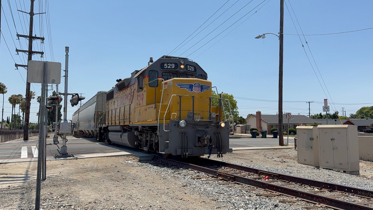 UP LOA39R 529 drive pass a railroad crossing at Anaheim #6 - YouTube